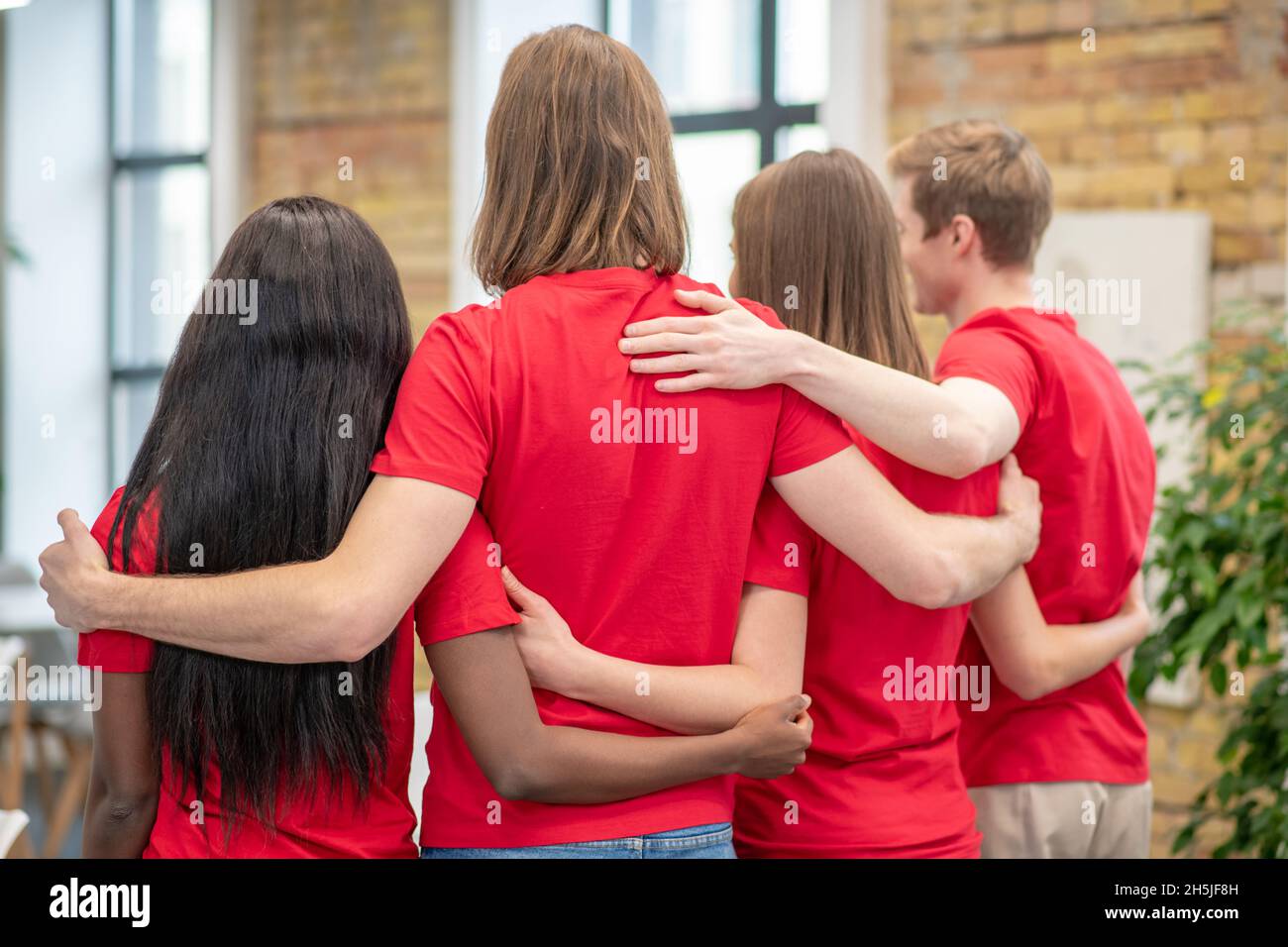 Team of young volunteers hi-res stock photography and images - Alamy