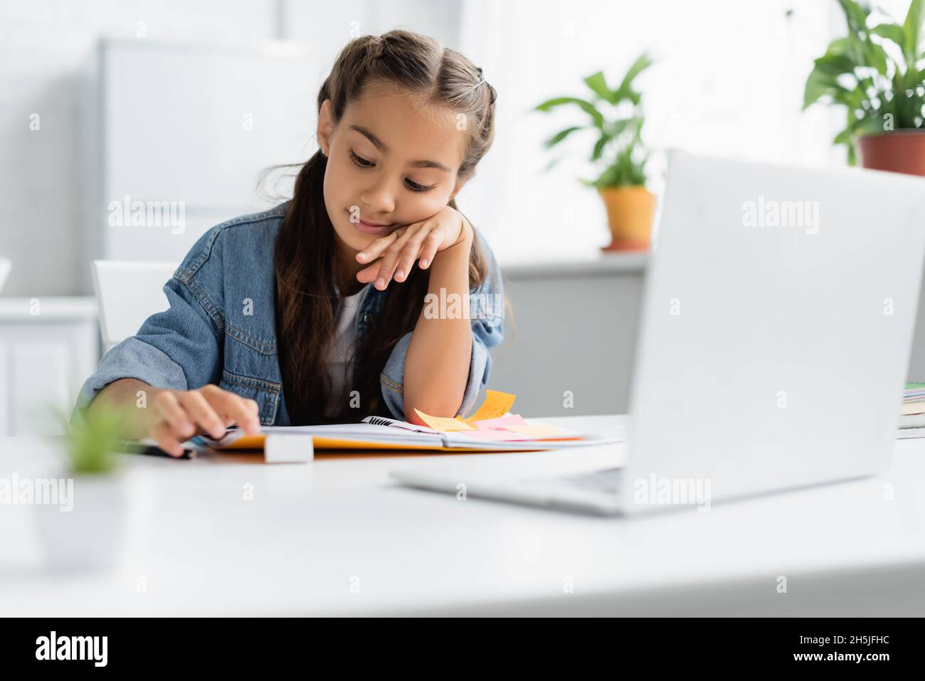 Kid copy notes hi-res stock photography and images - Alamy