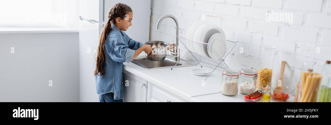 Child pouring water hi-res stock photography and images - Alamy