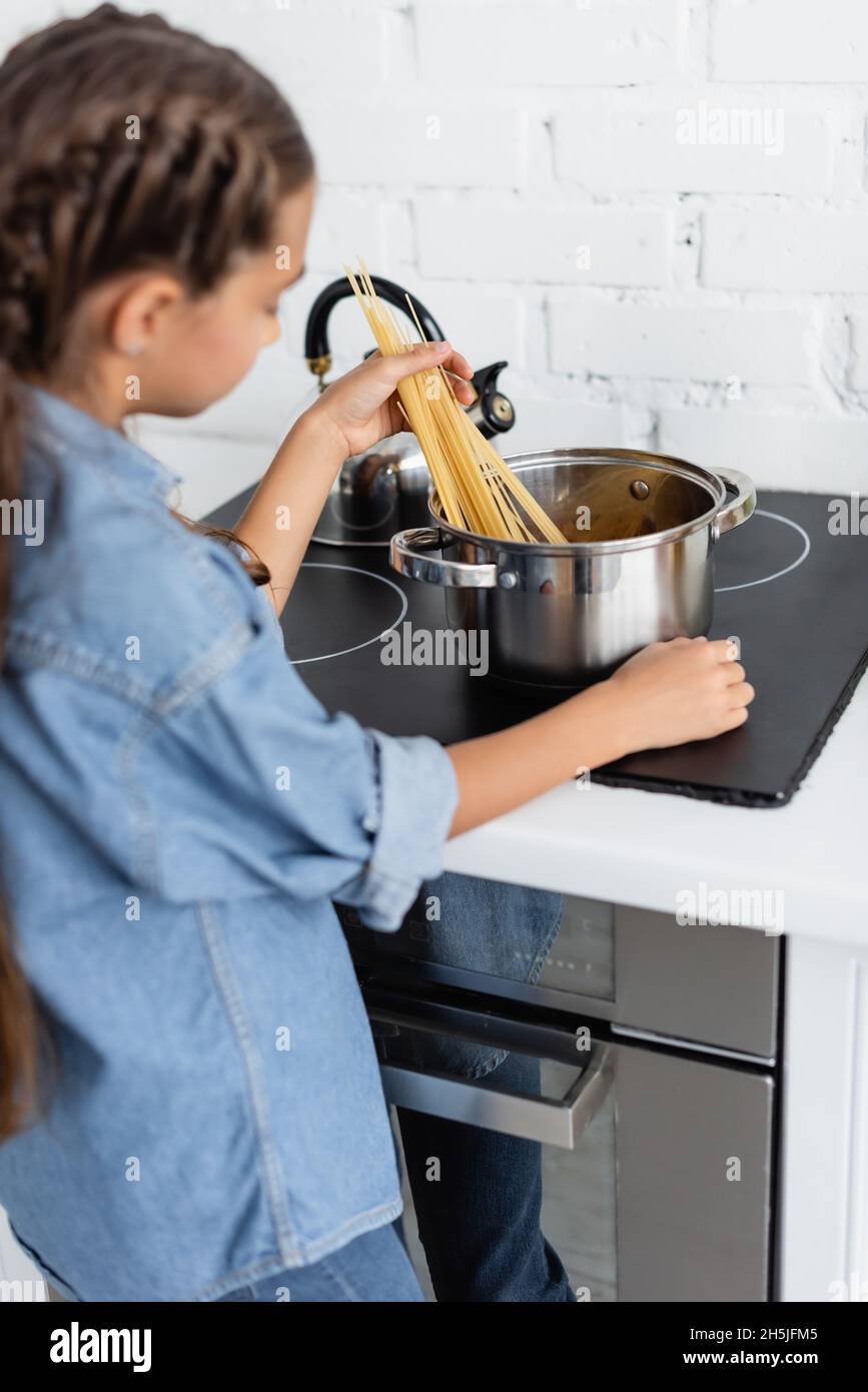 Kid spaghetti hi-res stock photography and images - Alamy