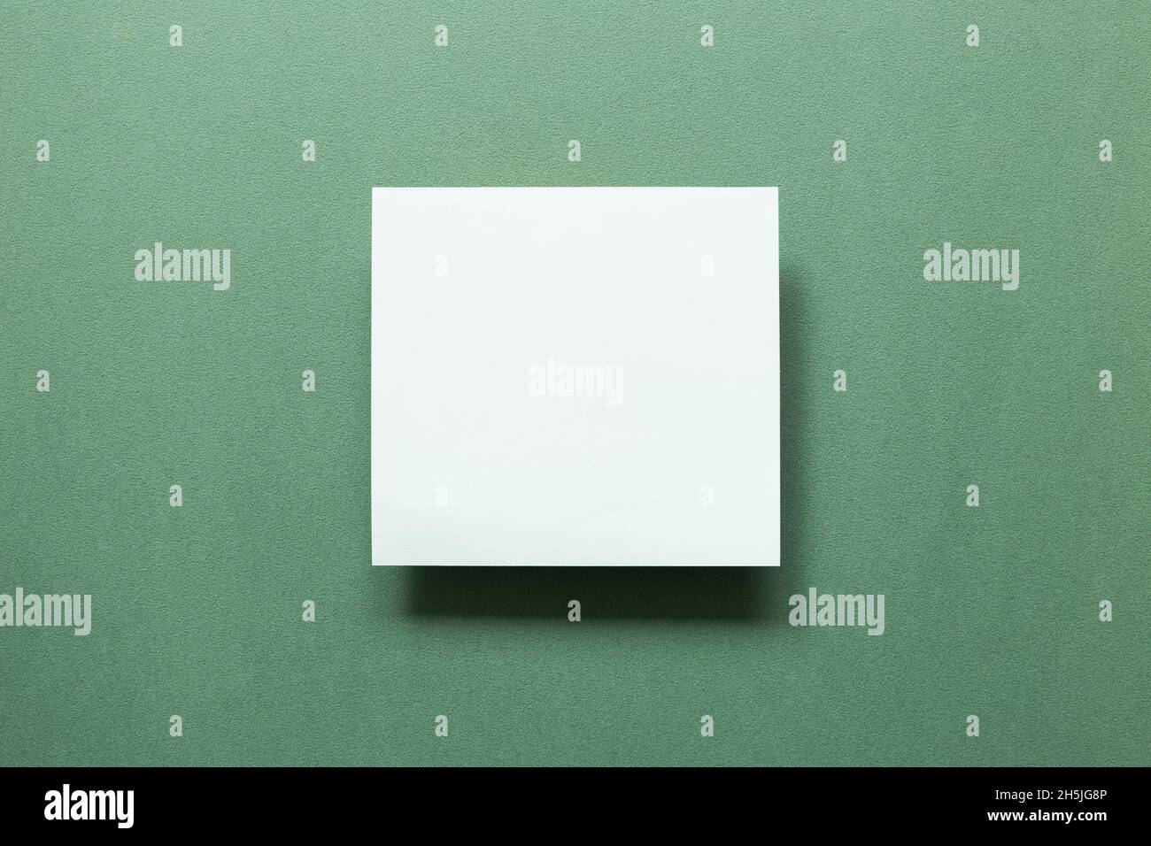 Blank white memo paper on green background. top view, copy space Stock ...