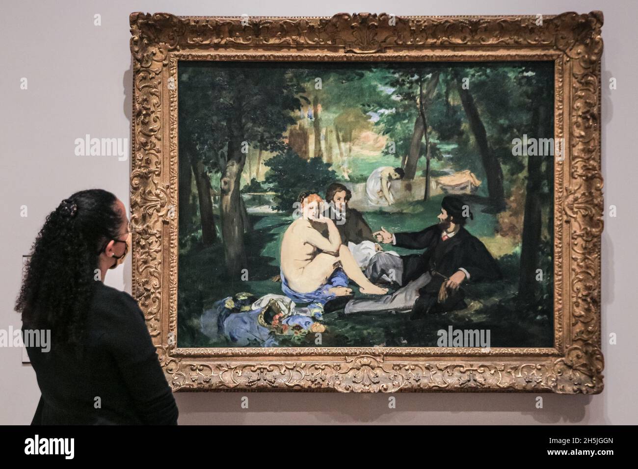 London, UK. 10th Nov, 2021. Staff of the gallery with Edouard Manet ...