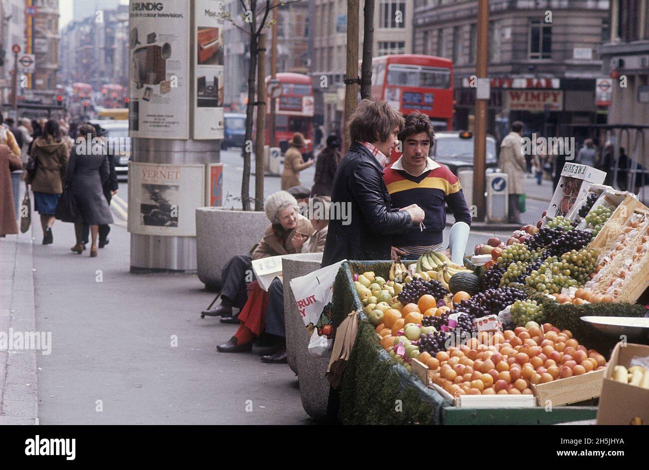 London street photography 80s hi-res stock photography and images - Alamy