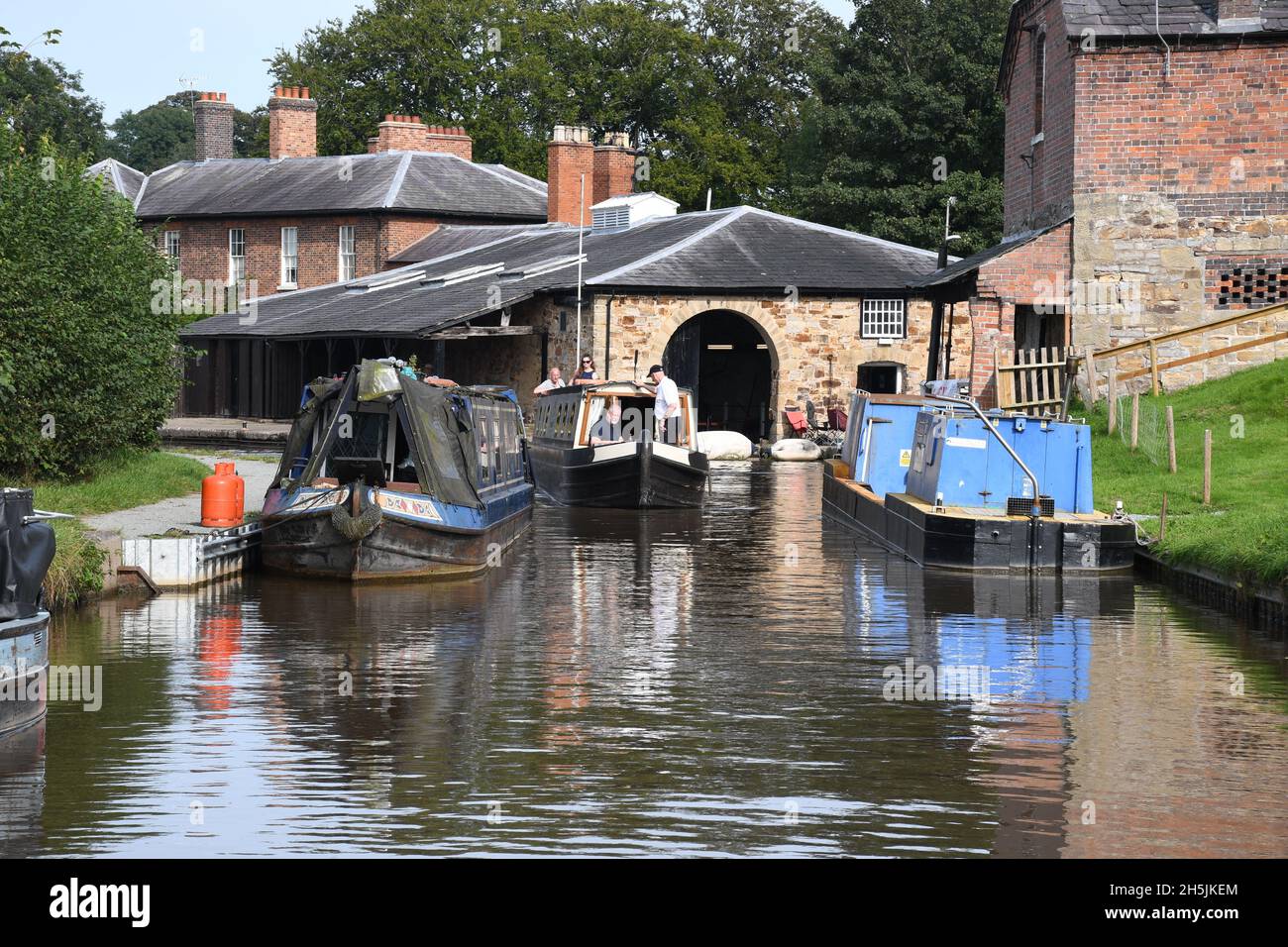 Canal Boats moored up on the Shropshire Union canal Stock Photo - Alamy