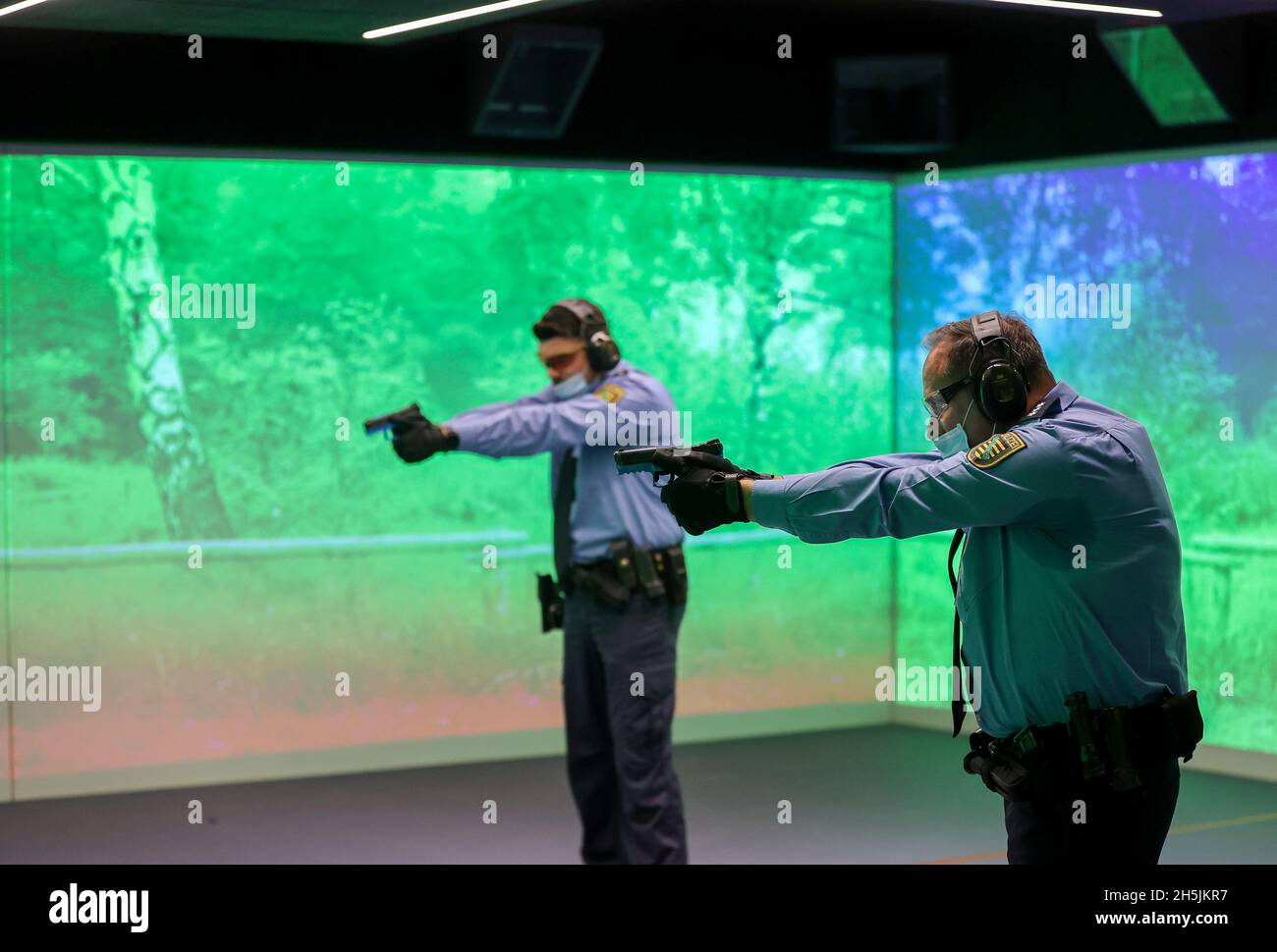 Saxony, Schneeberg: 10 November 2021, Two police officers train on the ...