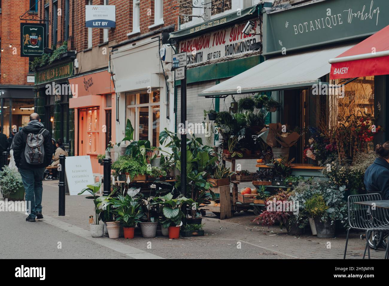 Flowers at the scene in islington hi-res stock photography and images ...