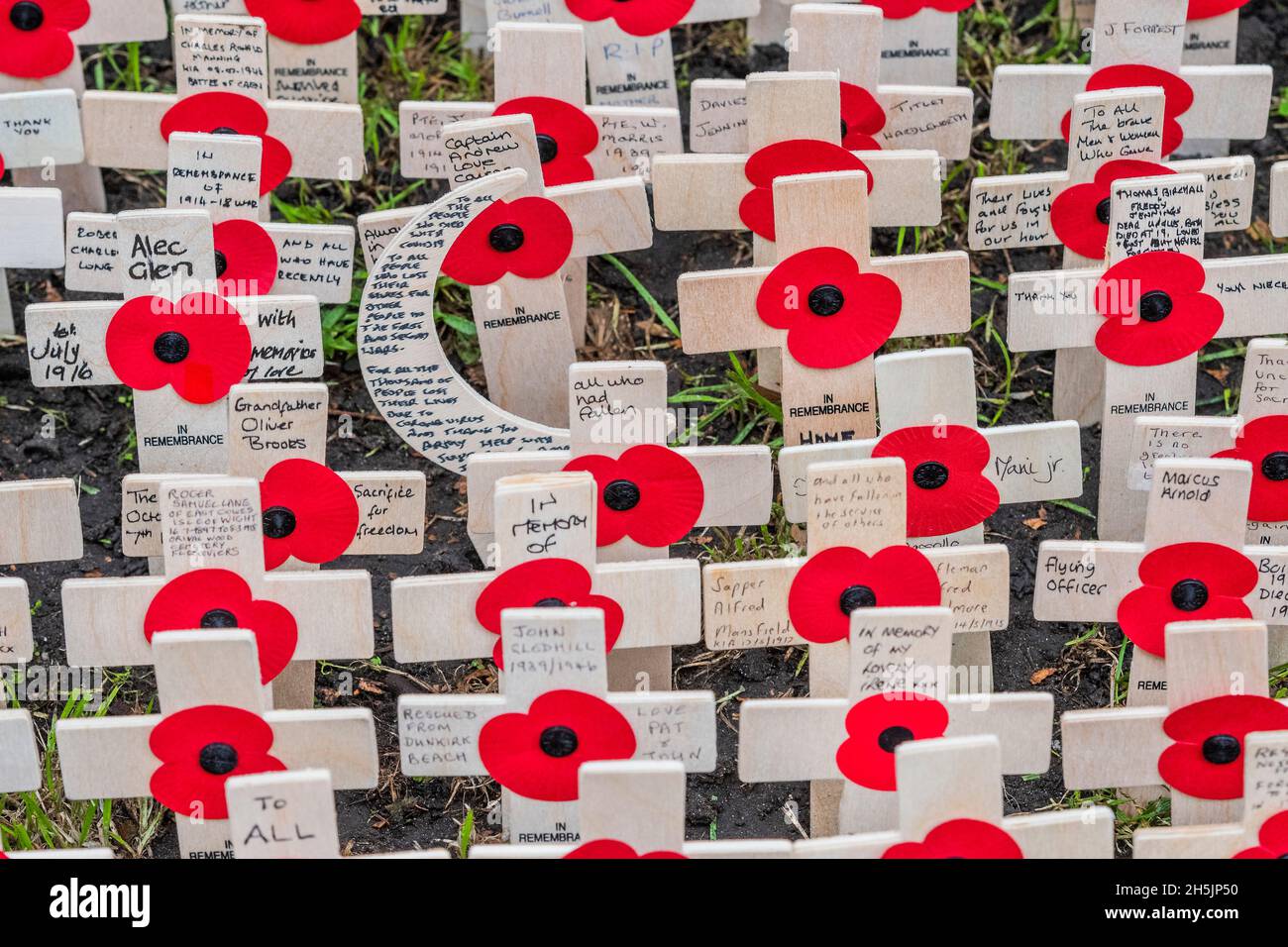 London, UK. 10th Nov, 2021. A crescent for muslim veterans - Crosses ...
