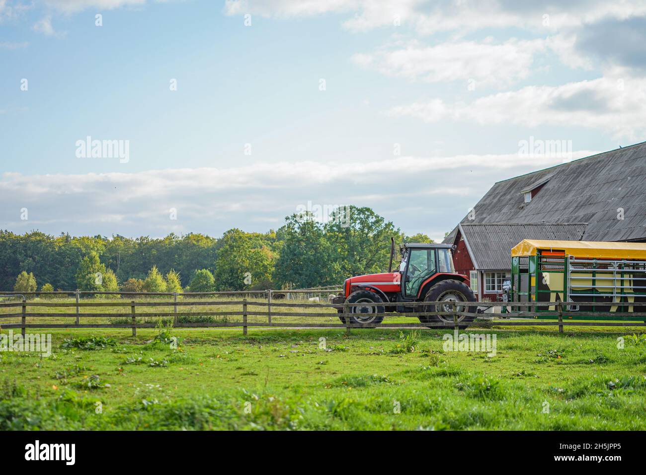 Green farm trailer red hi-res stock photography and images - Alamy