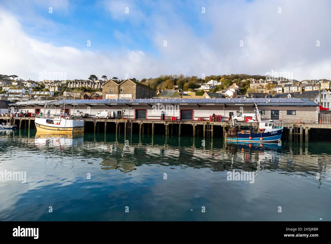 Newlyn fish market hi-res stock photography and images - Alamy