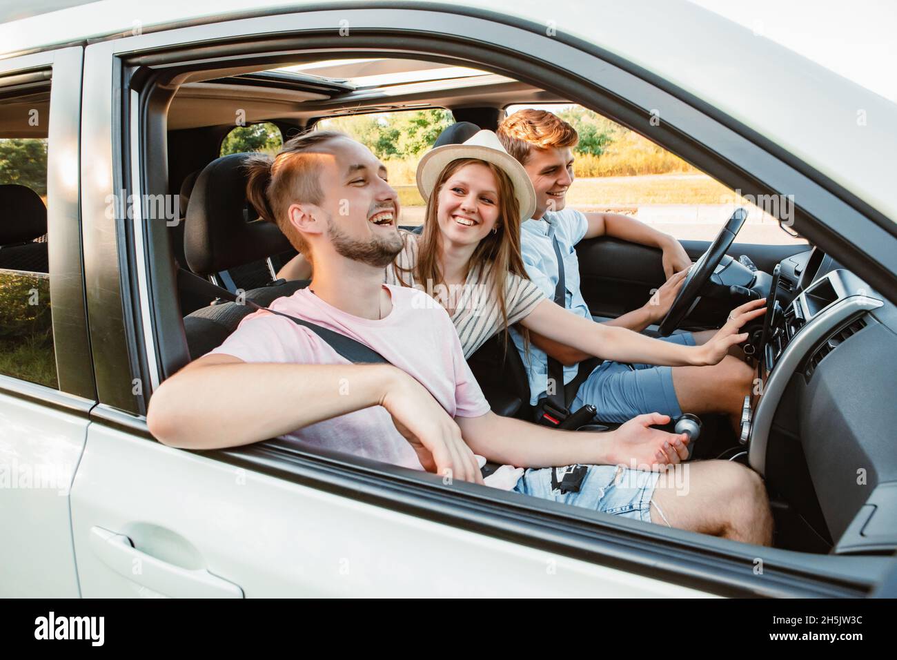 Four friends in car hi-res stock photography and images - Alamy