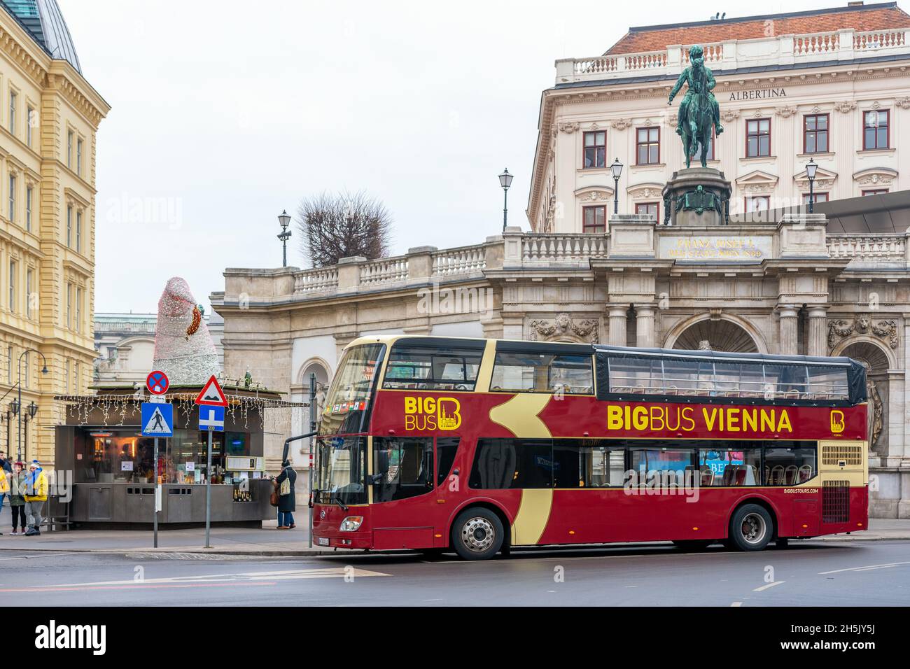 Vienna sightseeing bus hi-res stock photography and images - Alamy