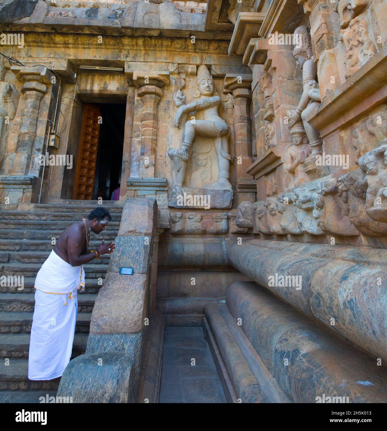 priest; Hindu; prayer; temple Stock Photo - Alamy