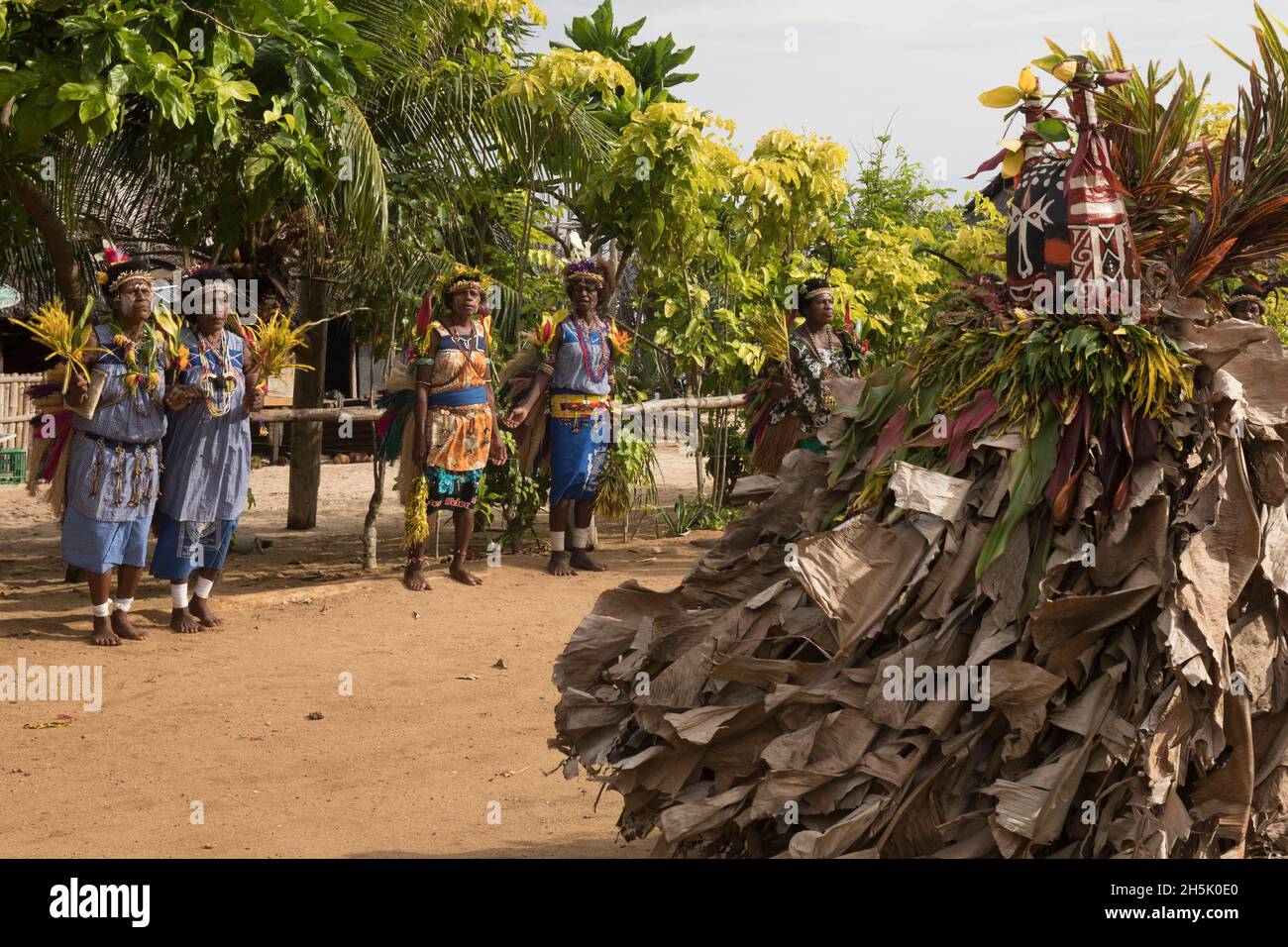 Sing sing dance on Tuam Island of the Siassi, Papua New Guinea Stock ...