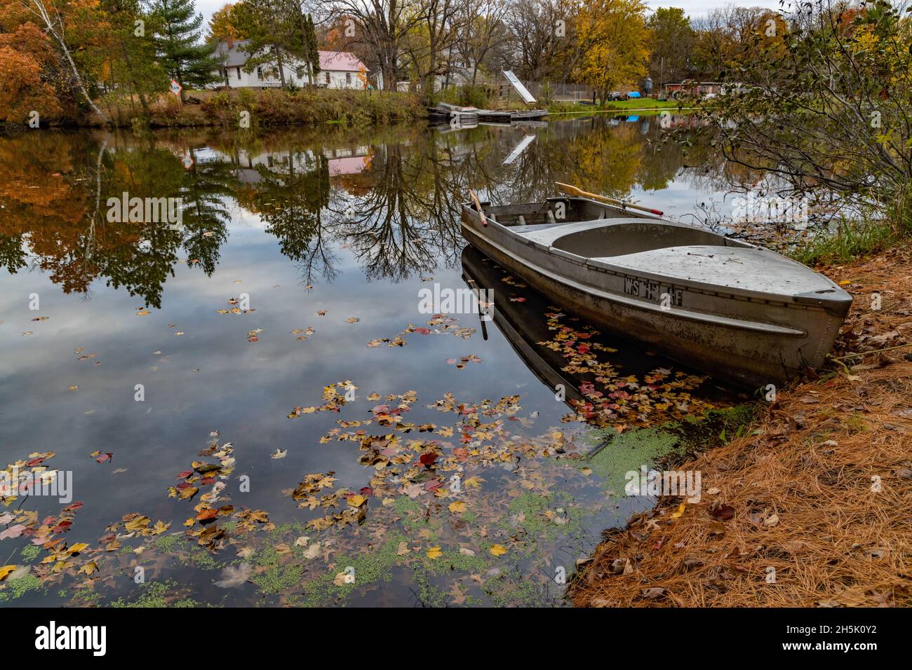 Fall colors at Dells Mill Pond Stock Photo - Alamy