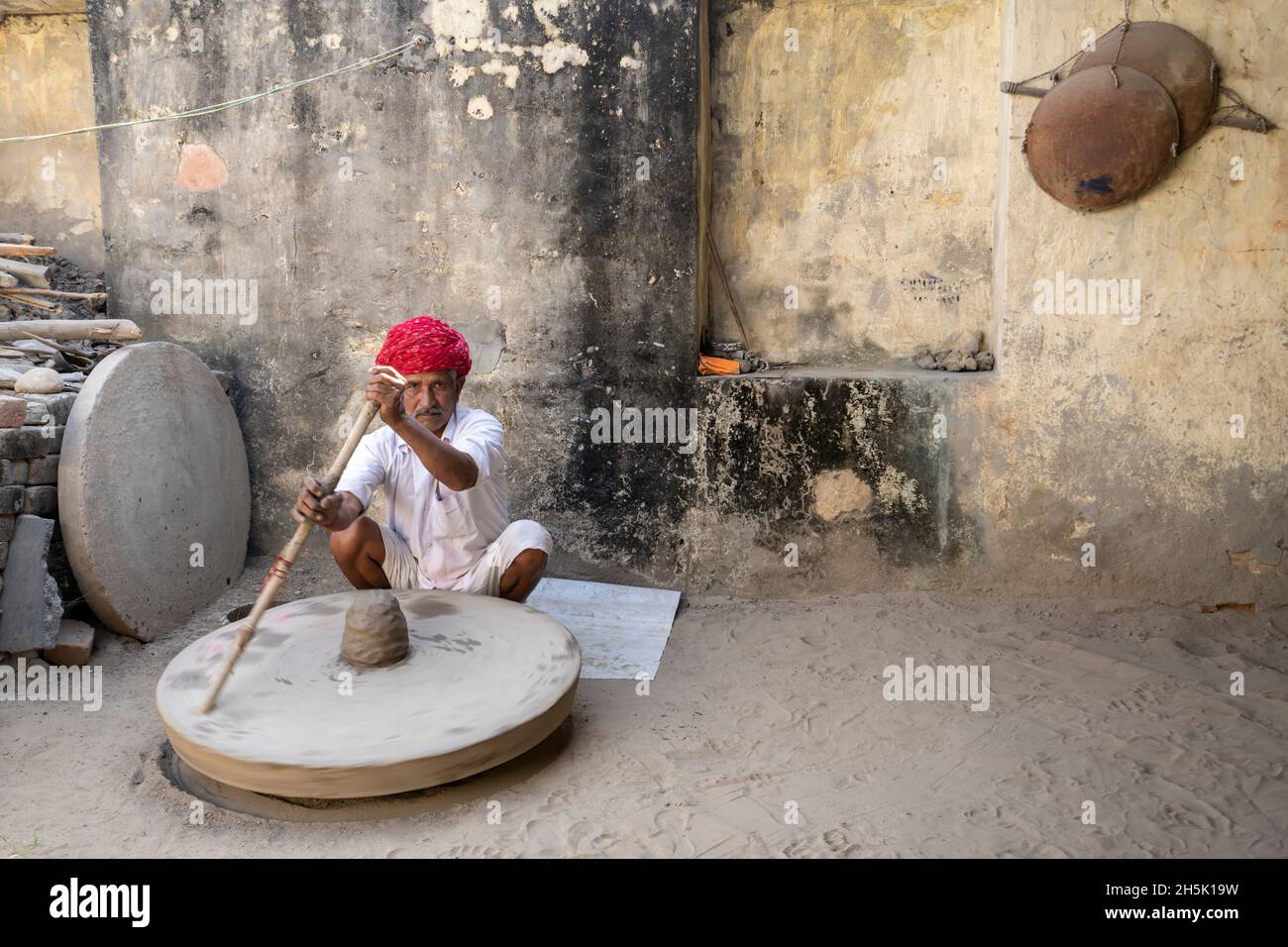 Rural Village Life Potter in Nimaj, Jaitaran Pali, Rajasthan, India ...