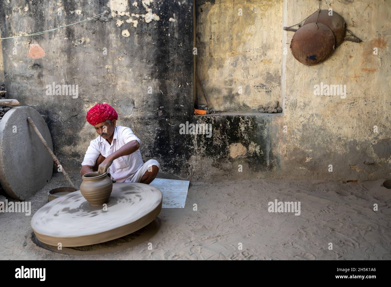 Rural Village Life Potter in Nimaj, Jaitaran Pali, Rajasthan, India ...