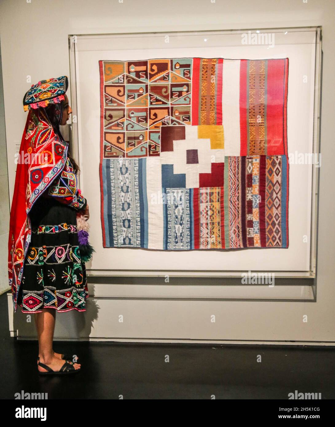 Gold artefacts from peru hi-res stock photography and images - Alamy