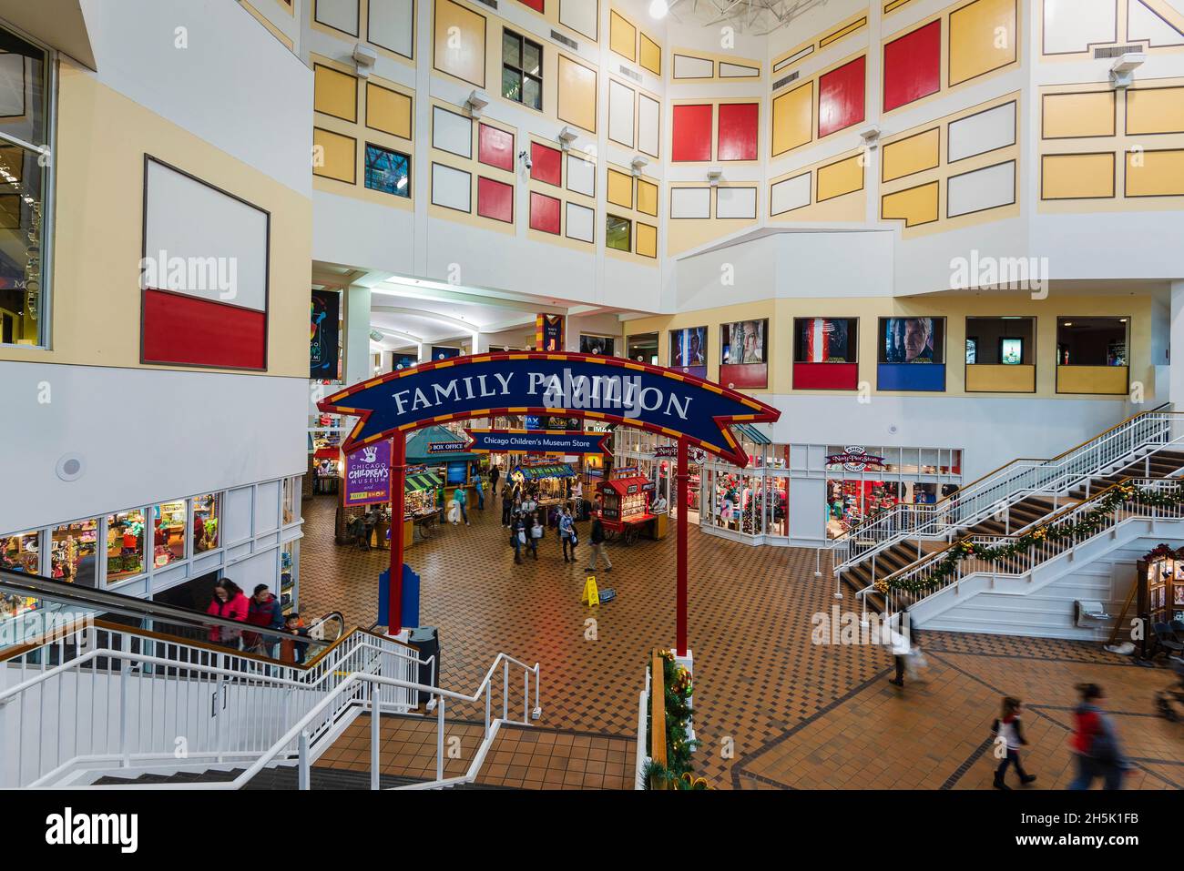 Family pier hi-res stock photography and images - Alamy