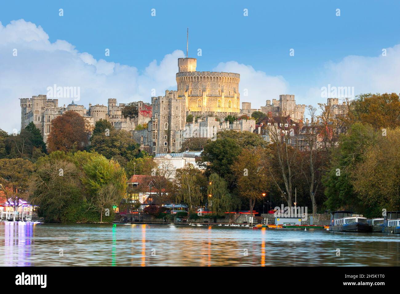 Windsor castle river thames hi-res stock photography and images - Alamy