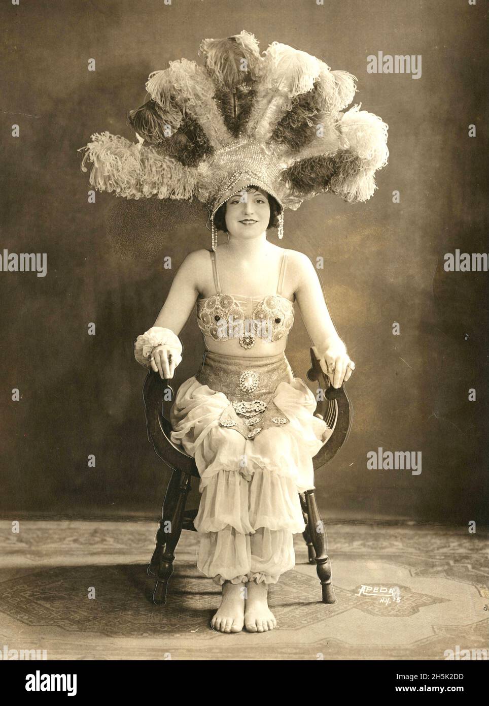 Vaudeville actress Bessie Bromley in eye catching costume - 1924 Stock ...