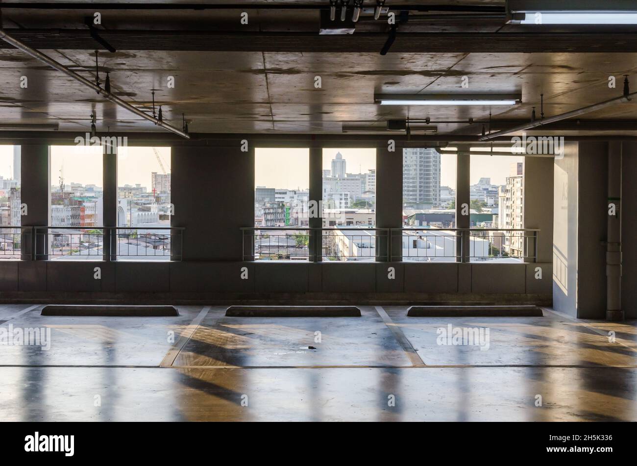 car park is empty inside the building Stock Photo - Alamy