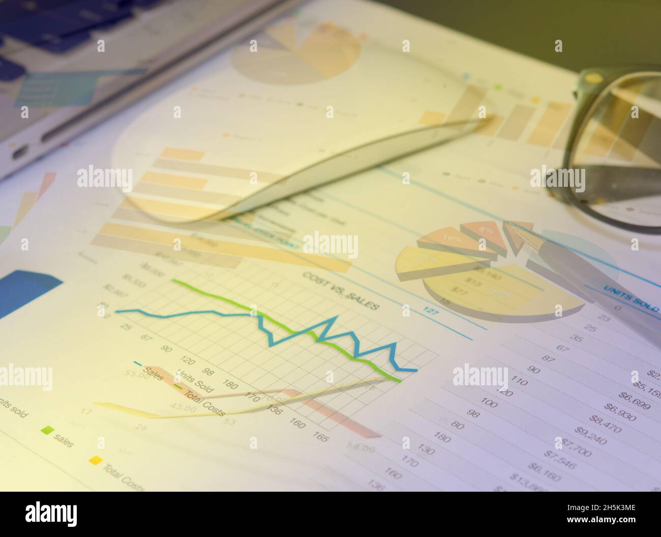 Personal finance graphs hi-res stock photography and images - Alamy