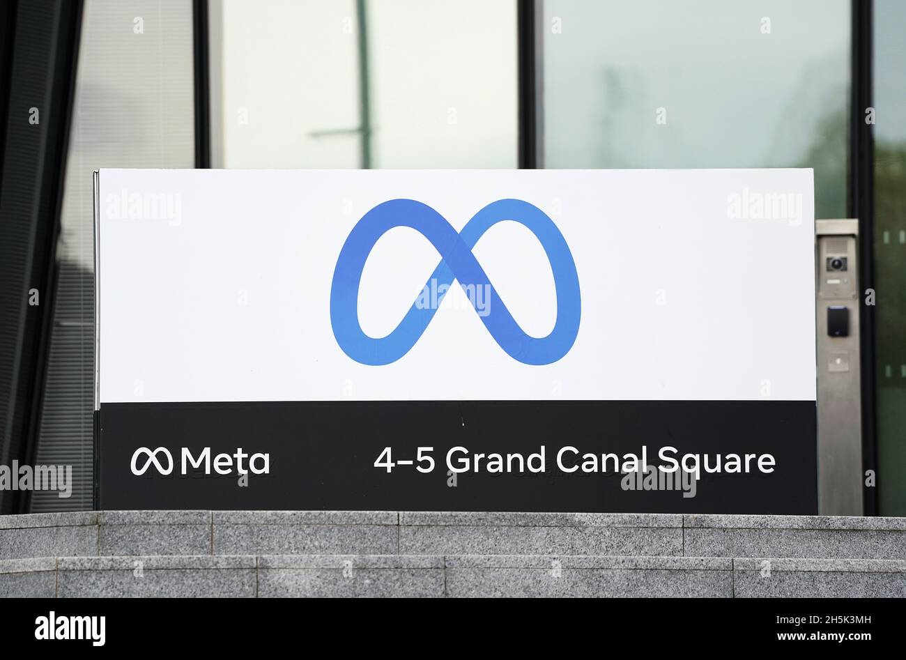 Meta logo dublin hi-res stock photography and images - Alamy