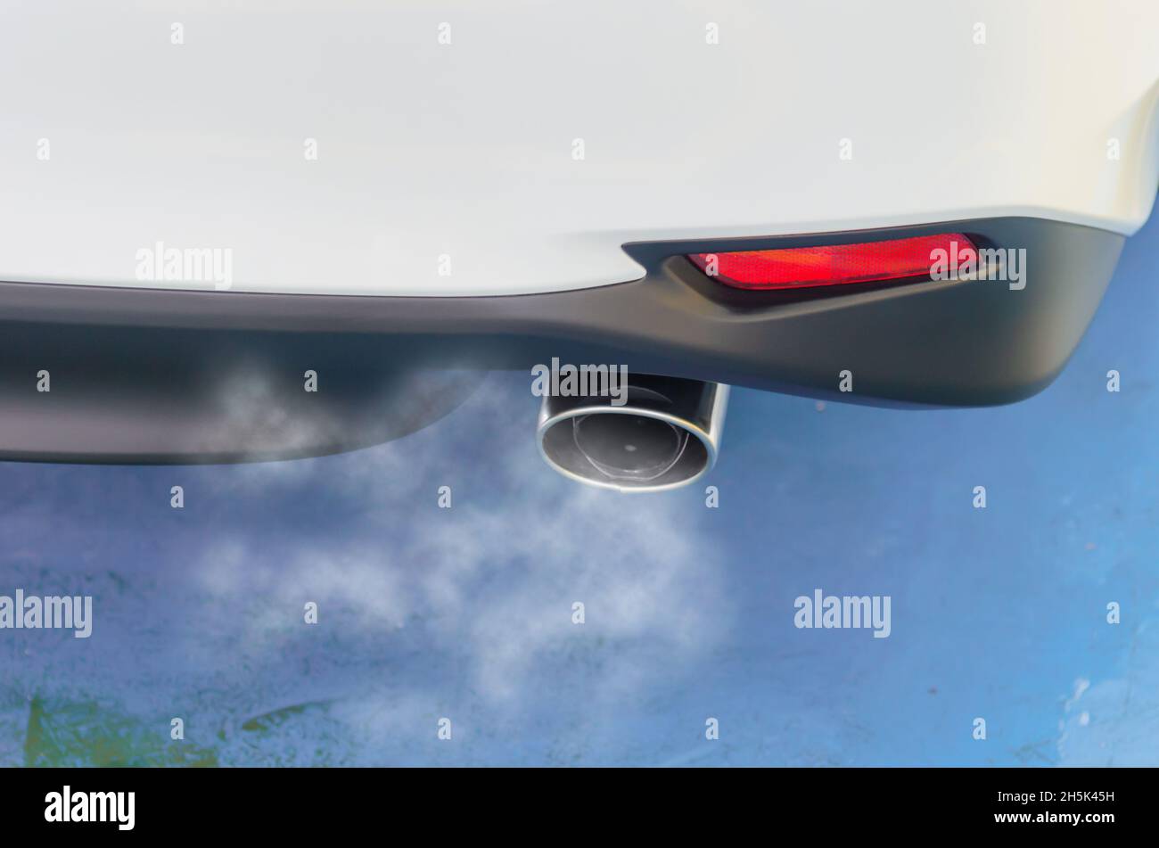 Car exhaust while leaving a smoke Stock Photo - Alamy