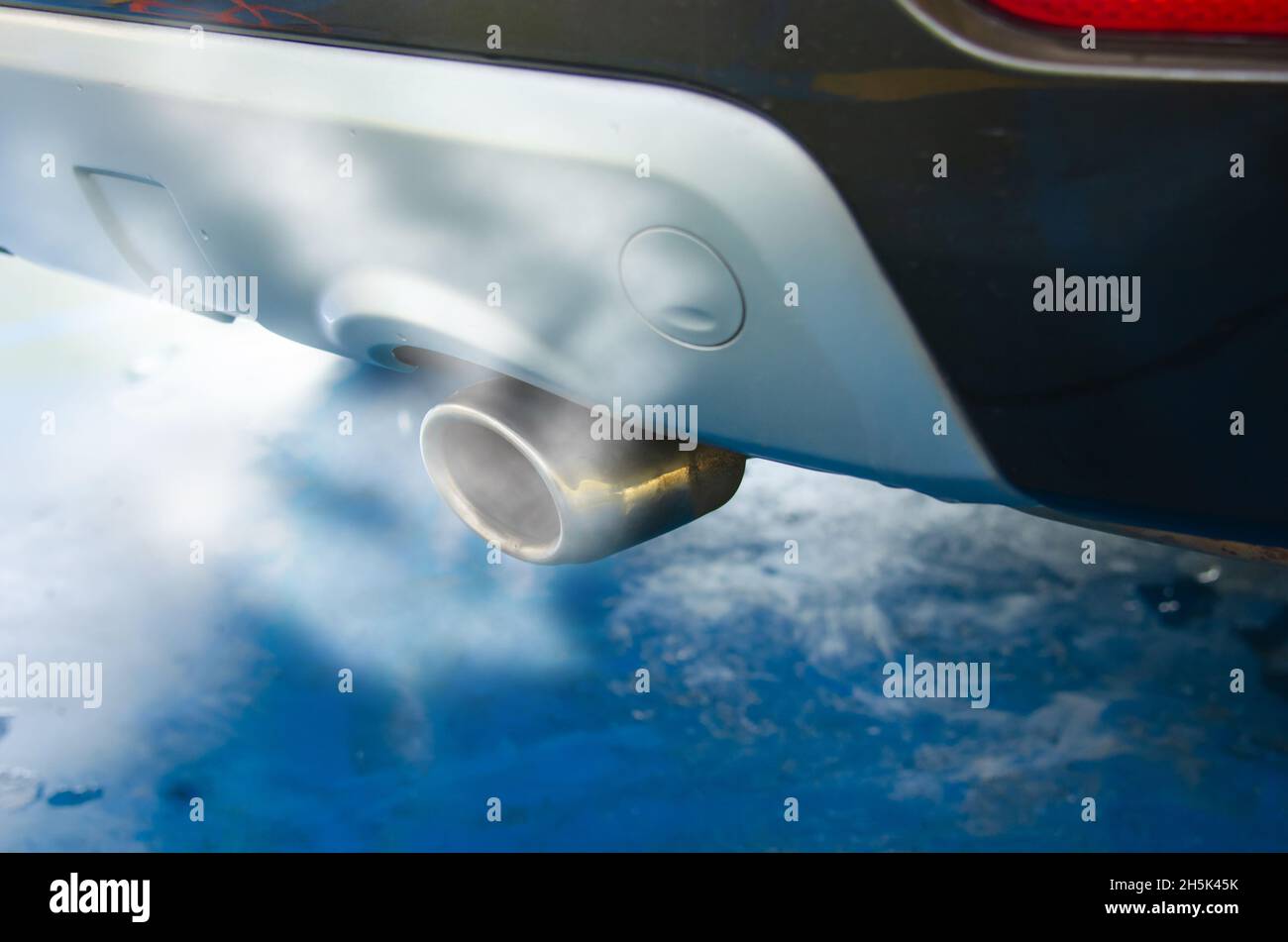 Car exhaust while leaving a smoke Stock Photo - Alamy