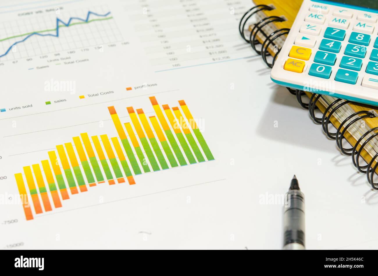 Bar charts and graphs hi-res stock photography and images - Alamy
