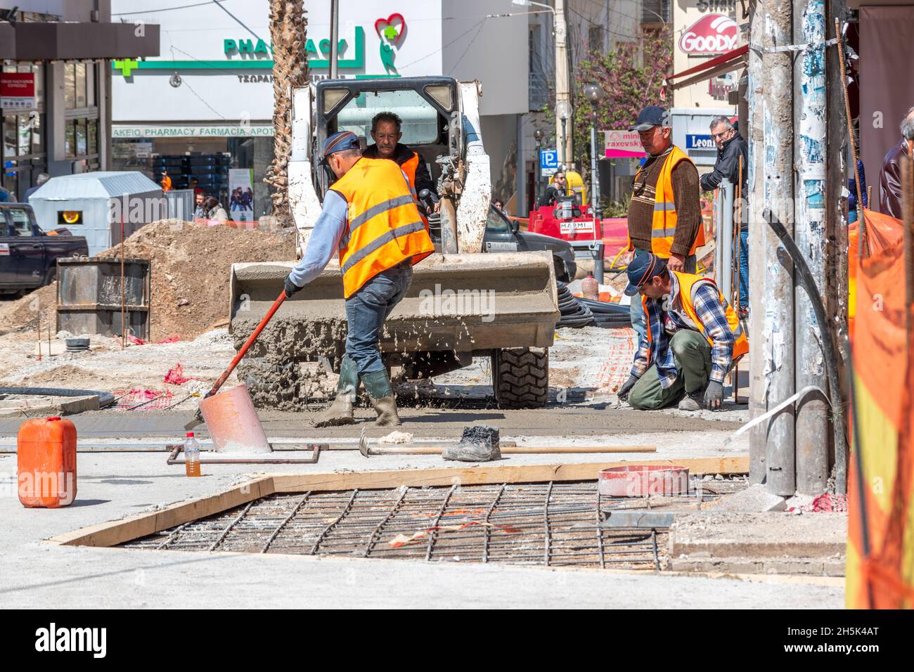Construction workers doing road construction hi-res stock photography ...
