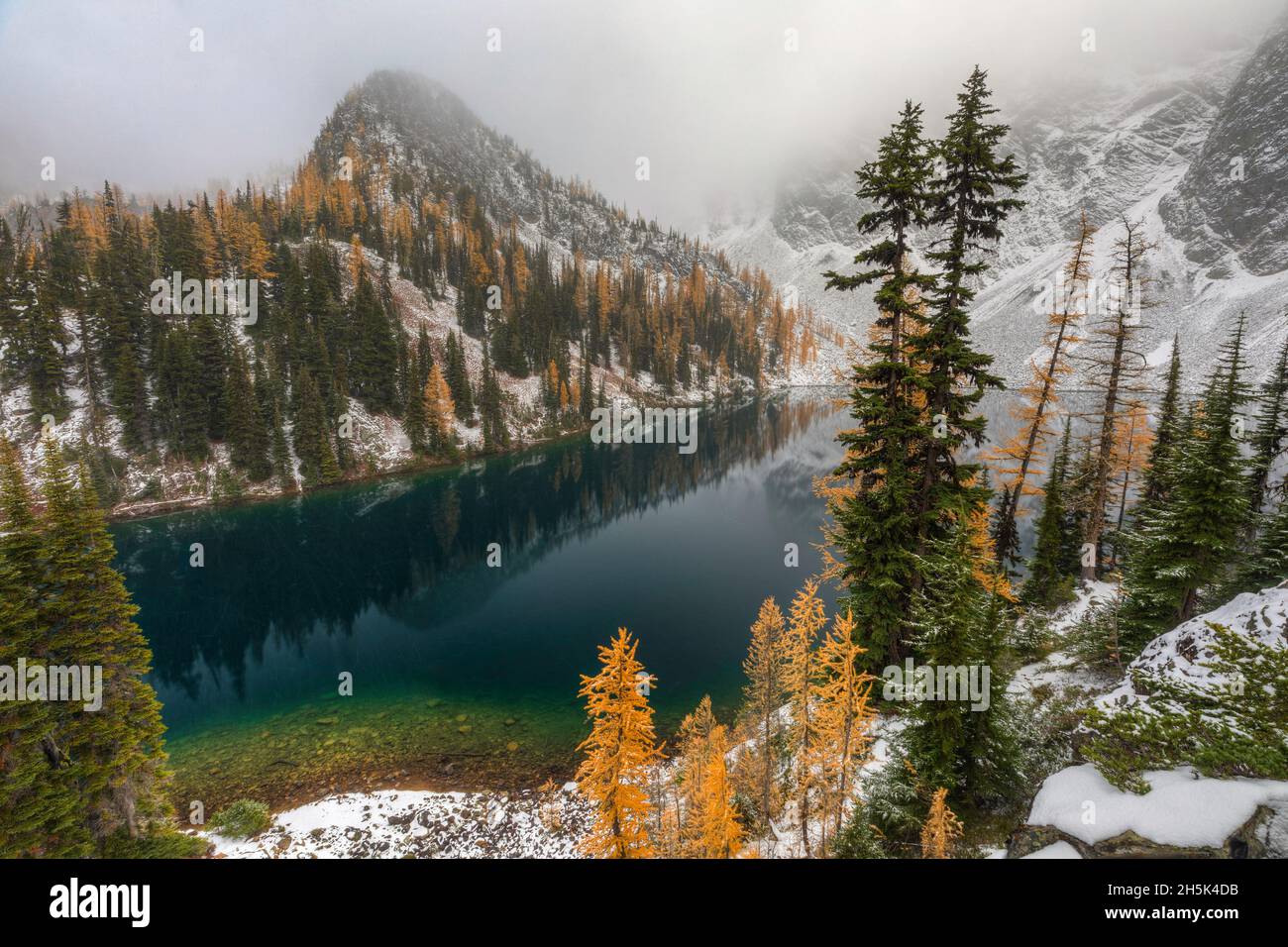 Blue lake north cascades hi-res stock photography and images - Alamy