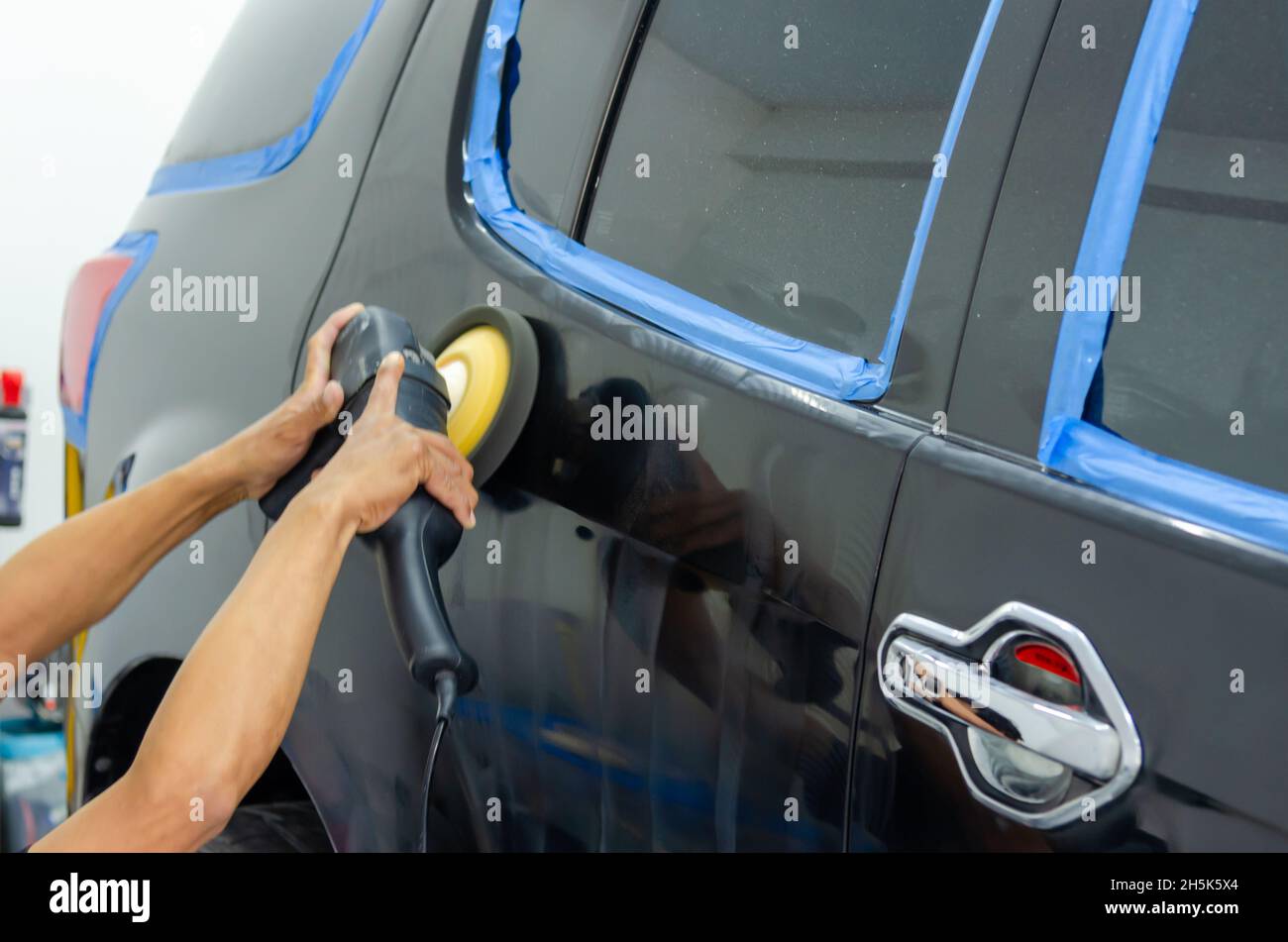 Man hand holding a car polish machine. Car detailing Buffing and wax ...