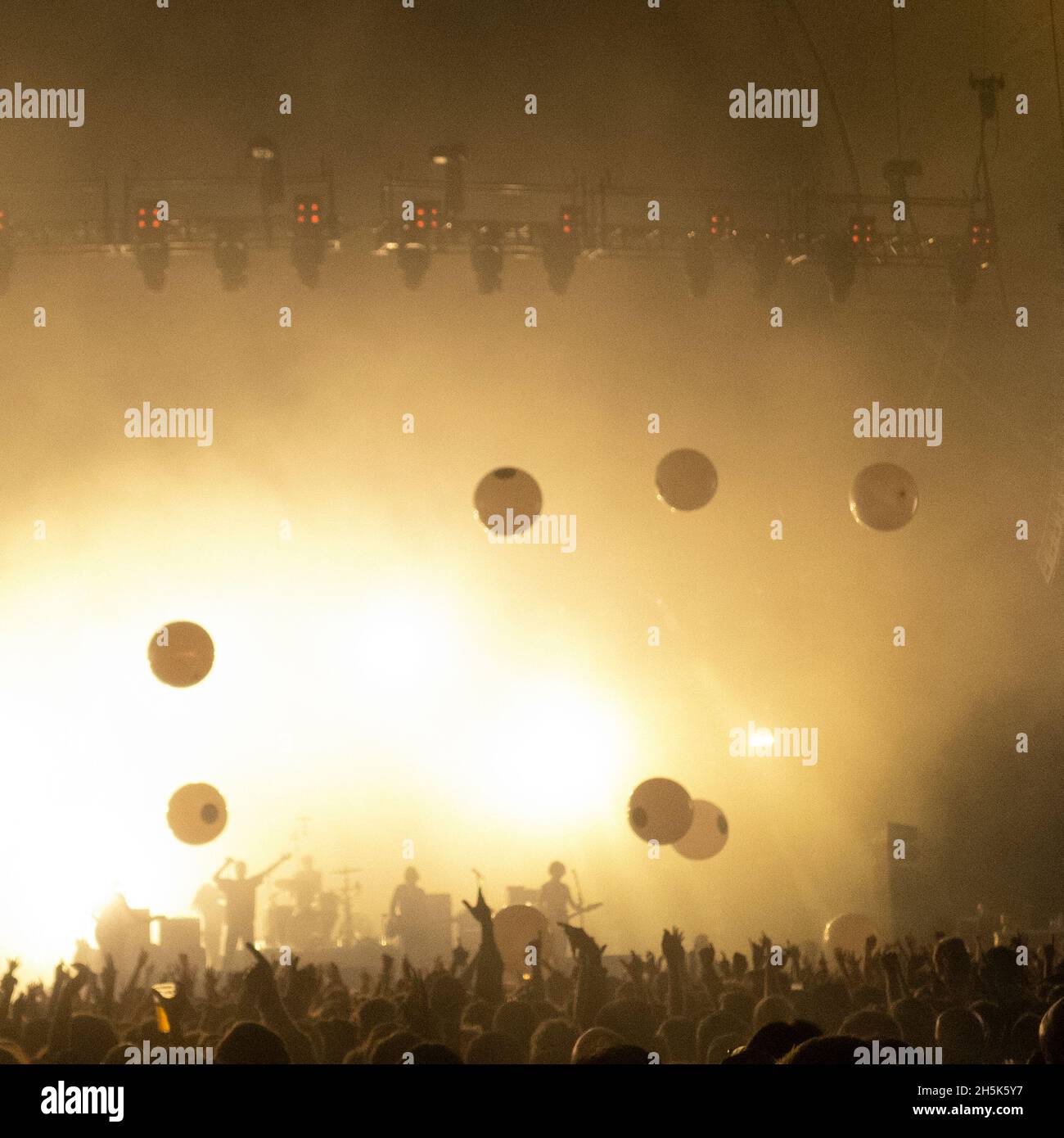 Balloons at concert alexandra palace hi-res stock photography and ...