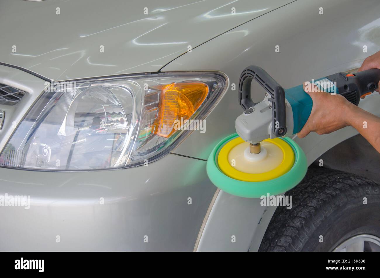 Men working car paint hi-res stock photography and images - Alamy