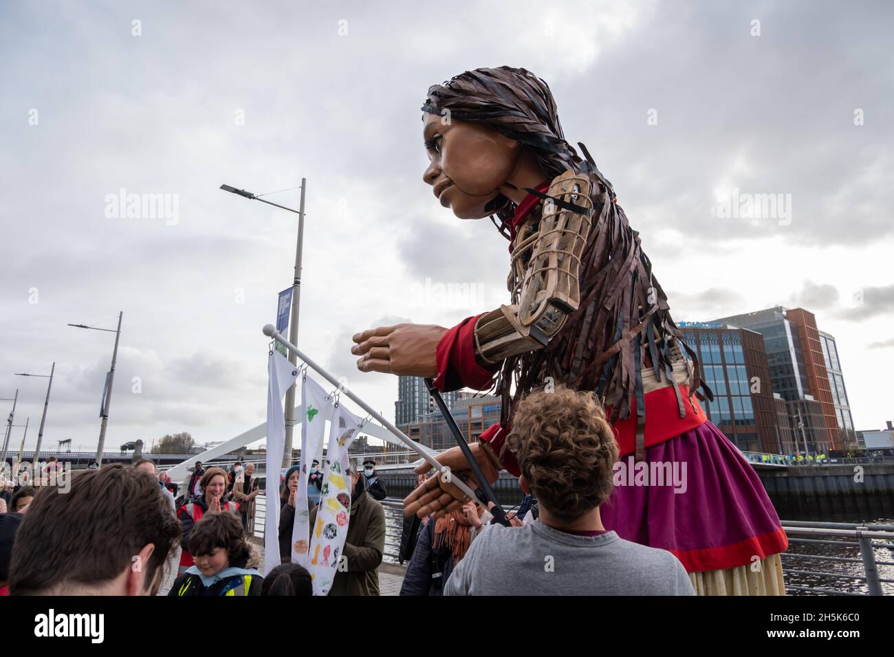 3 5 metre tall giant puppet hi-res stock photography and images - Alamy