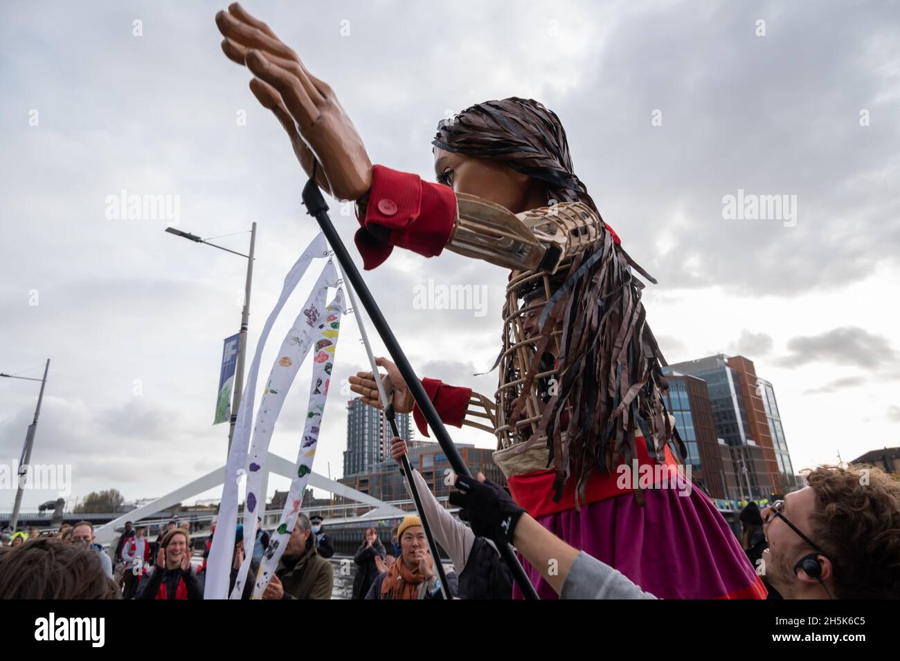 3 5 metre tall giant puppet hi-res stock photography and images - Alamy