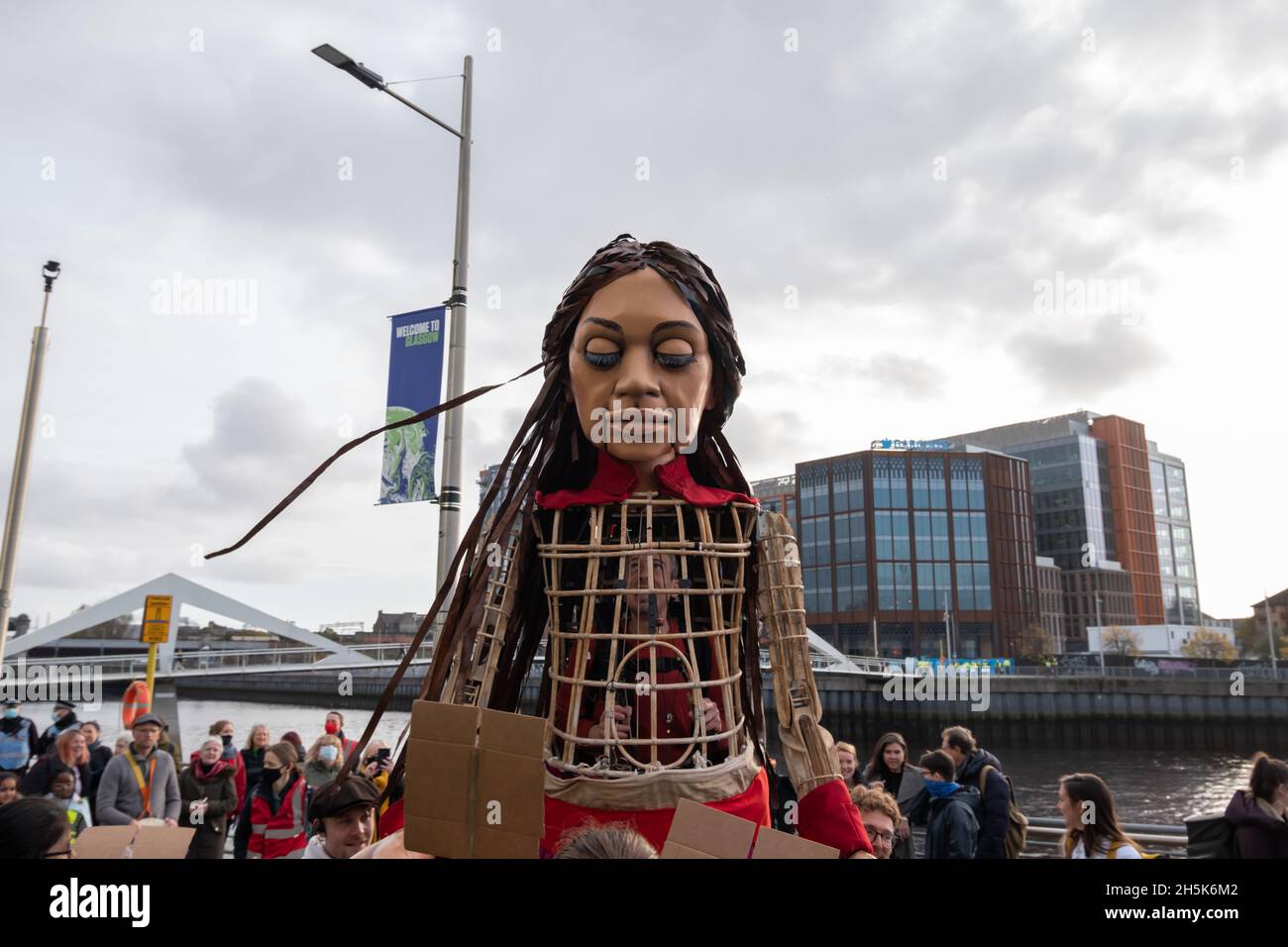 3 5 metre tall giant puppet hi-res stock photography and images - Alamy