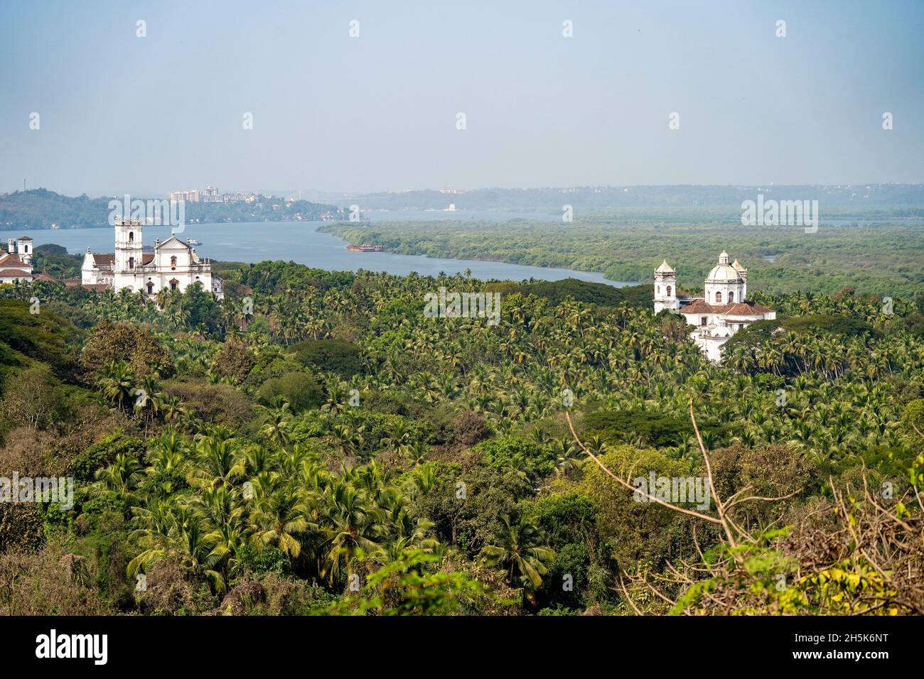 Se Cathedral (Sé Catedral de Santa Catarina) on the left and Church of ...