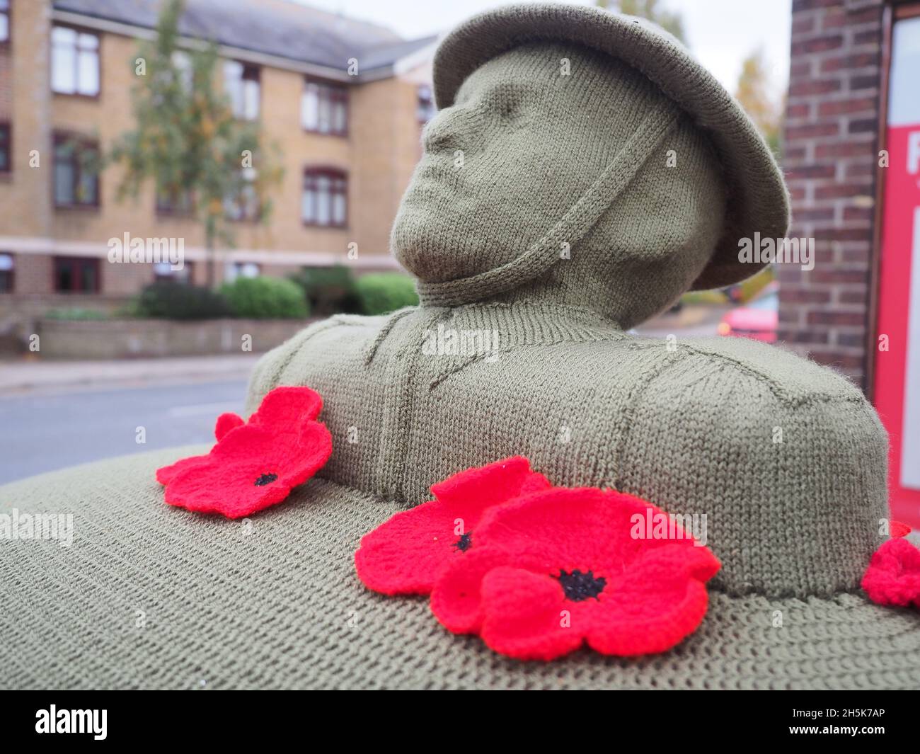 Faversham, Kent, UK. 10th Nov, 2021. A remembrance knitted post box ...