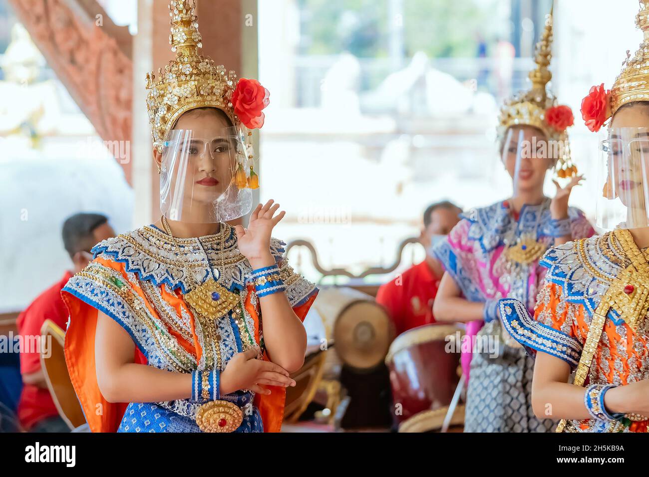 Thai dancers wearing traditional dress hi-res stock photography and ...