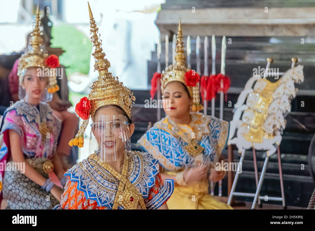 Thai dancers wearing traditional dress hi-res stock photography and ...