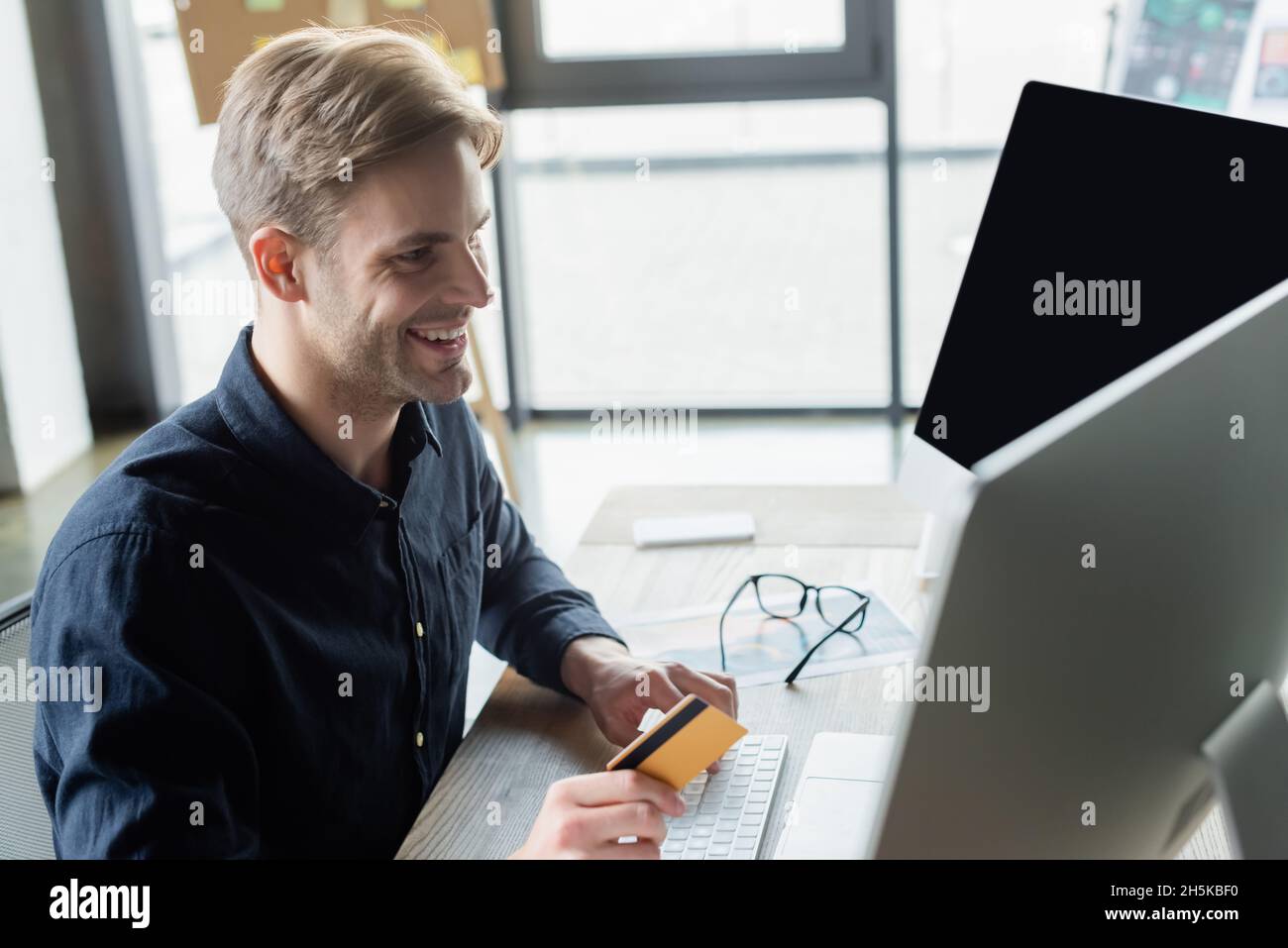 E commerce programmer hi-res stock photography and images - Alamy