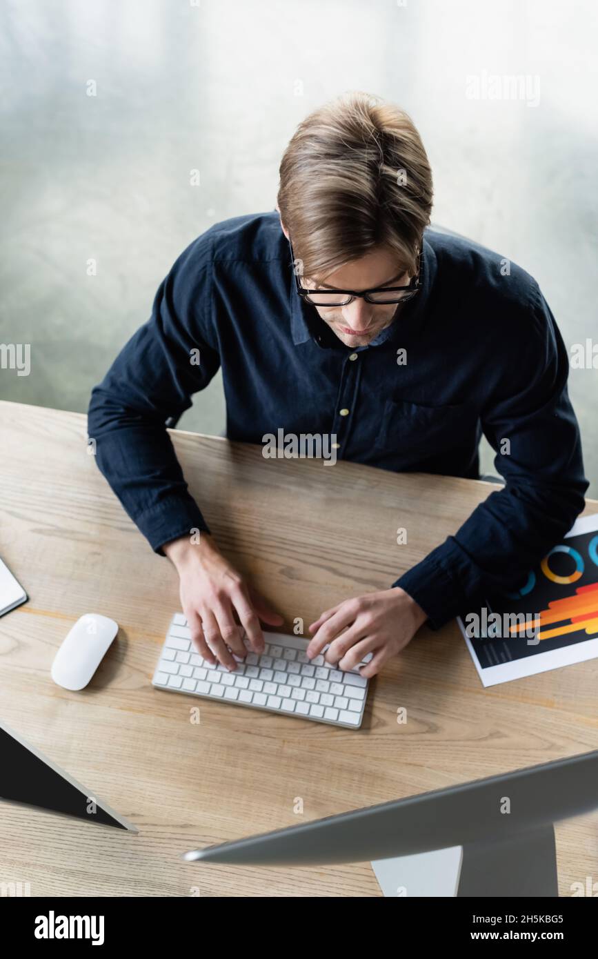 Overhead view office computers hi-res stock photography and images - Alamy