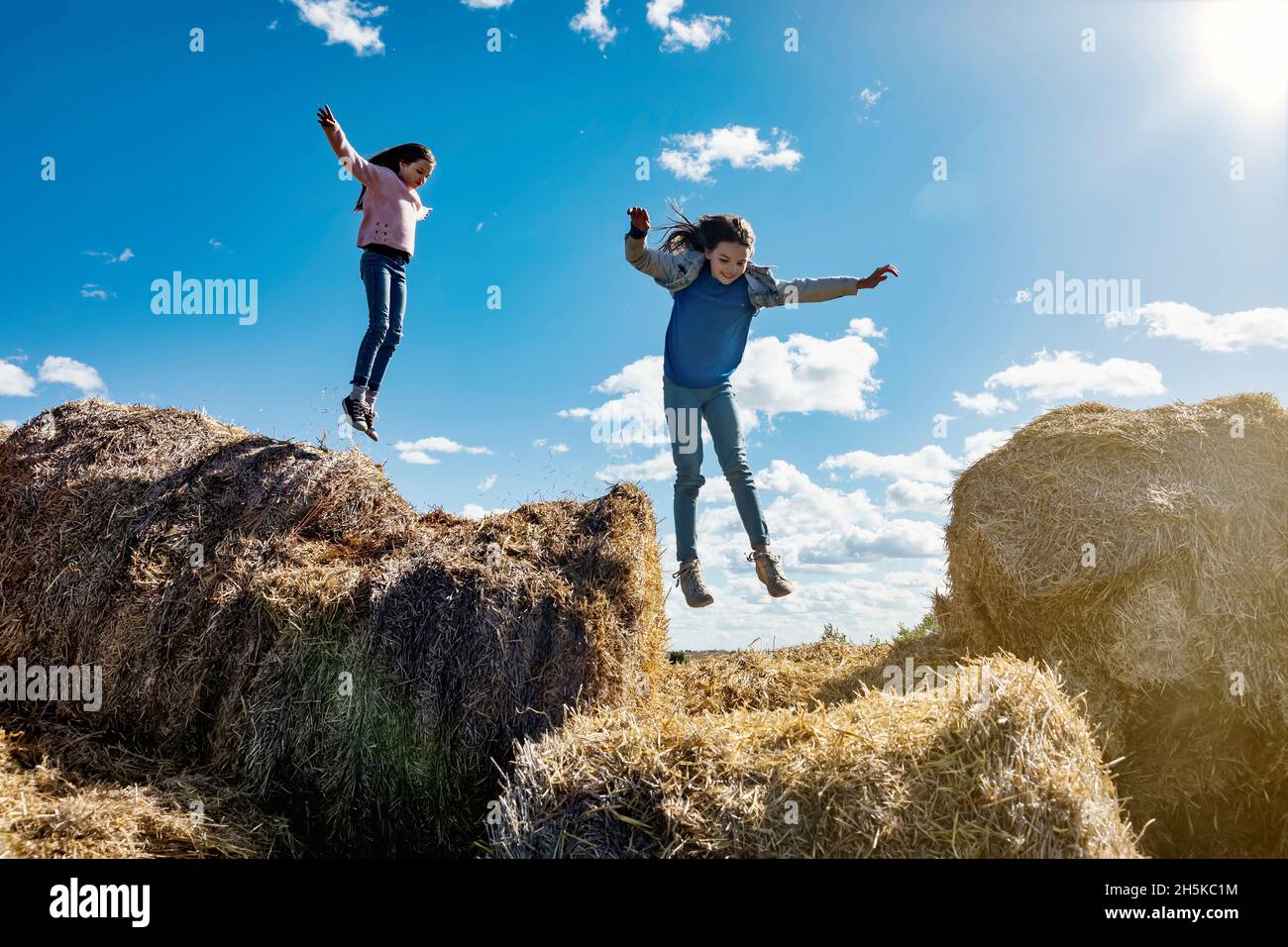 Children playing on hay bales hi-res stock photography and images - Alamy