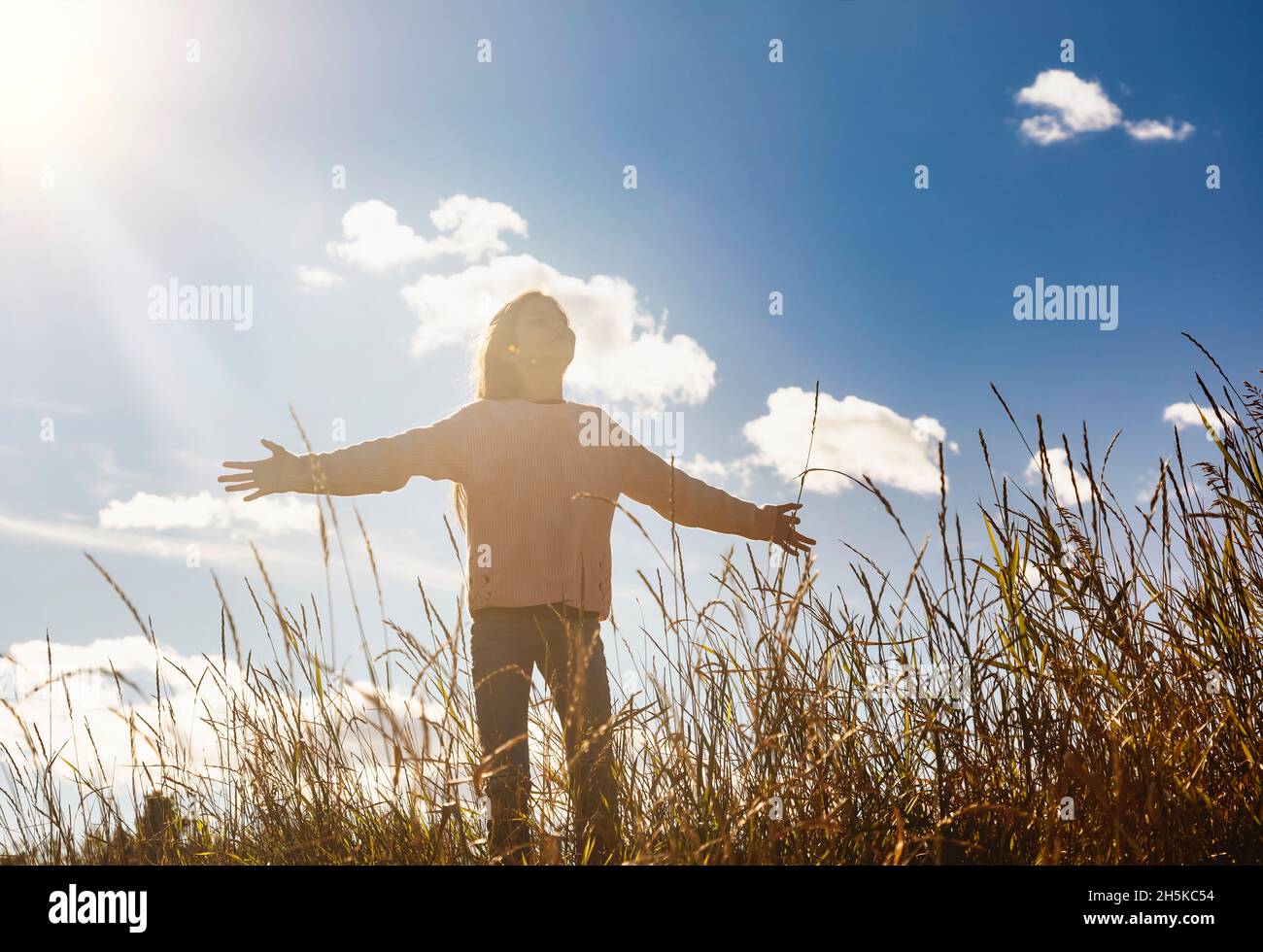 Girl standing in a field hi-res stock photography and images - Alamy
