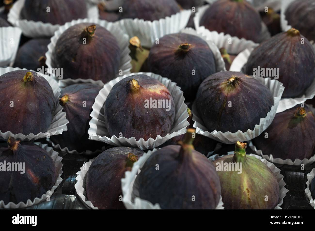 Tasty organic figs at fruit and vegetable market Stock Photo - Alamy