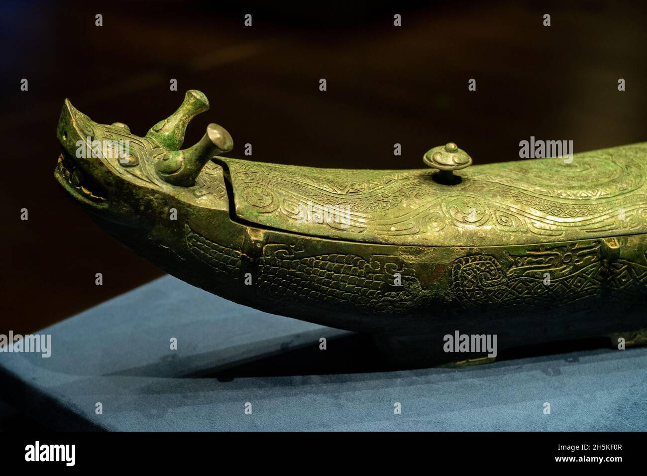 Bronze vessel shang dynasty hi-res stock photography and images - Alamy