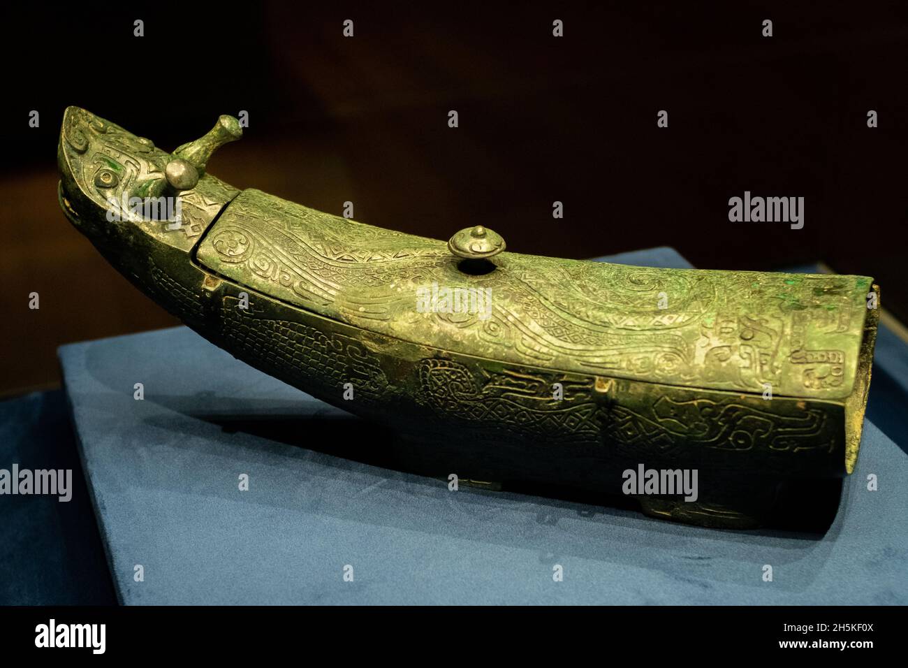 Bronze dragon-shaped gong wine vessel. Shang dynasty, ca. 13th-11th c ...