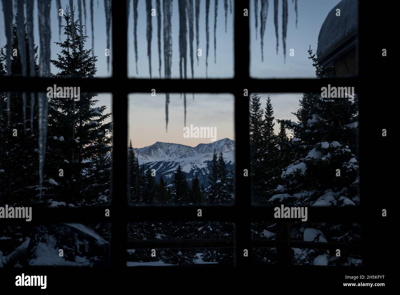 Colorado cabin winter hi-res stock photography and images - Alamy